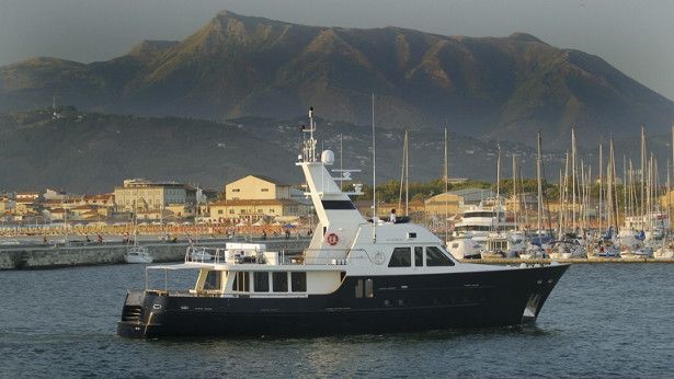 Ocean Independence sells motor yacht Mrs Robinson